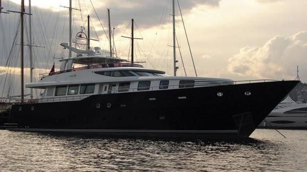 €500,000 price cut to superyacht Antibes at YACHTZOO